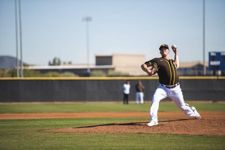La historia de Adrián Morejón, el pitcher cubano que asombra a la MLB ...