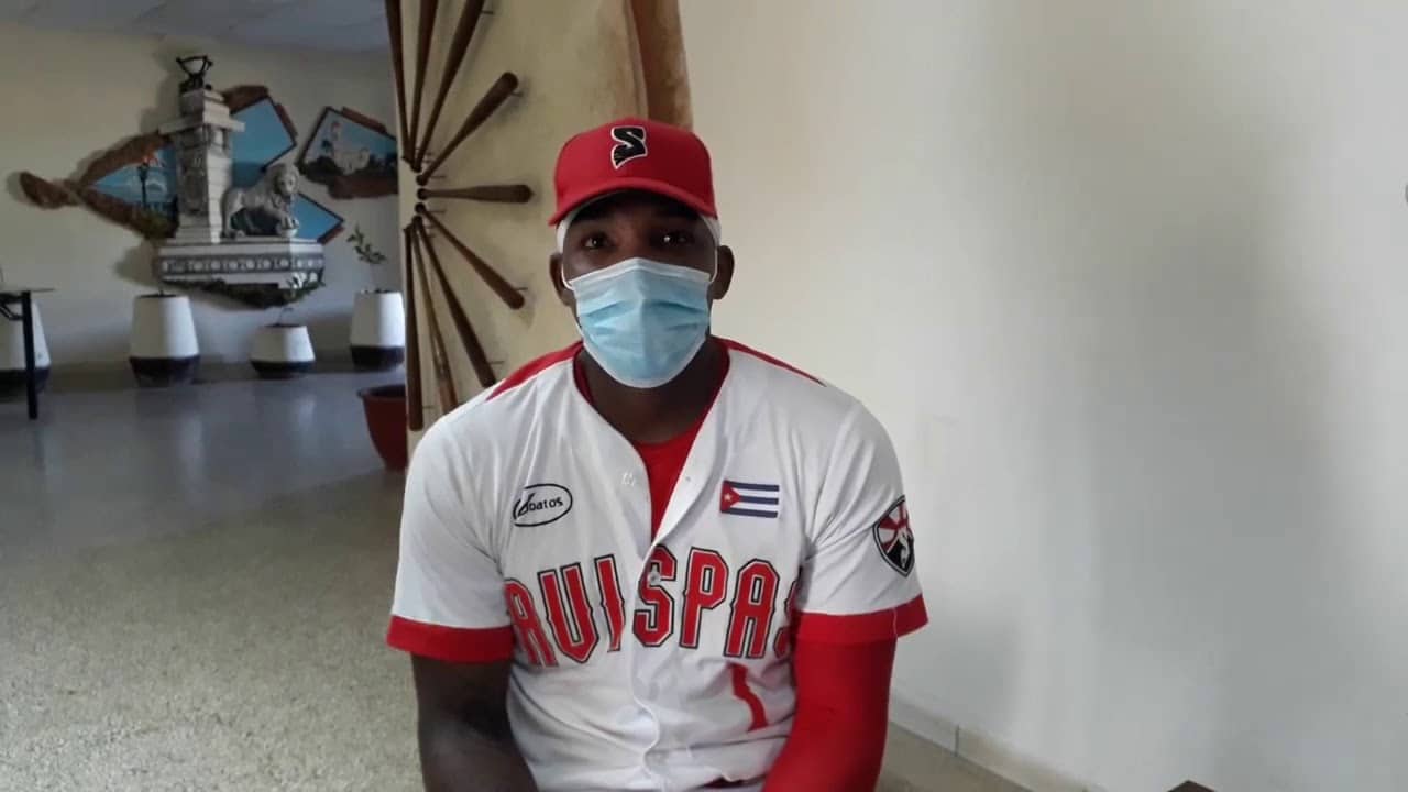 Carlos Font y Adriel Labrada se quedan sin contratos - Cubalite