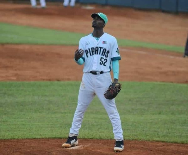 Pitcher cubano, con graves indisciplinas, es despedido en Italia y ...
