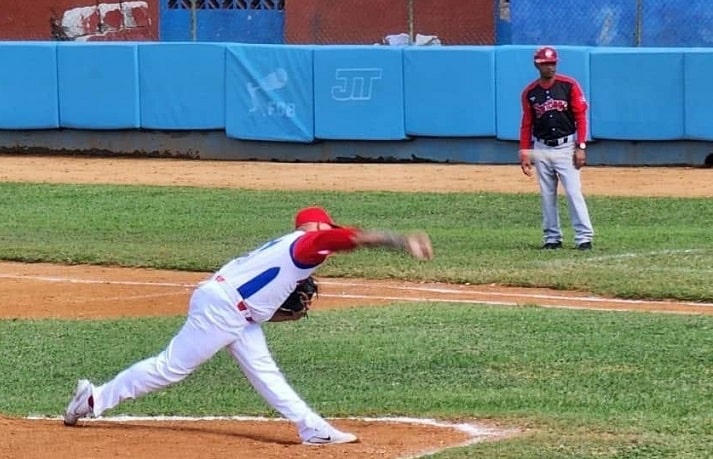 Acusado de “posible desertor”, pelotero de la Serie 63 firma un ...