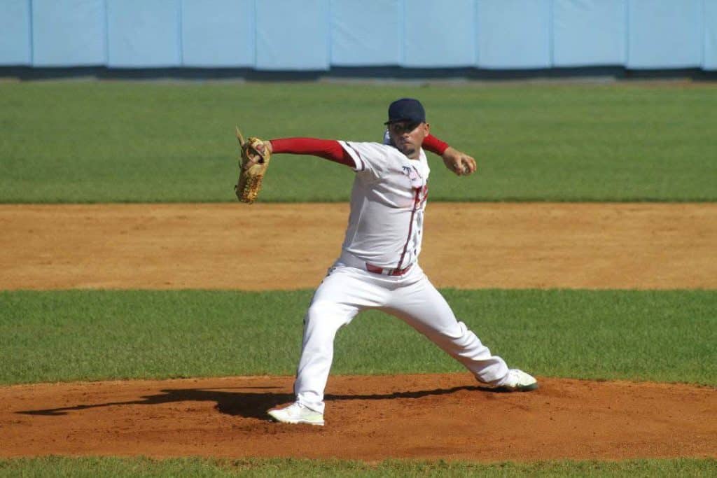 Pitcher cubano brilló en liga de Rusia y hoy tiene 5 éxitos en la Serie ...